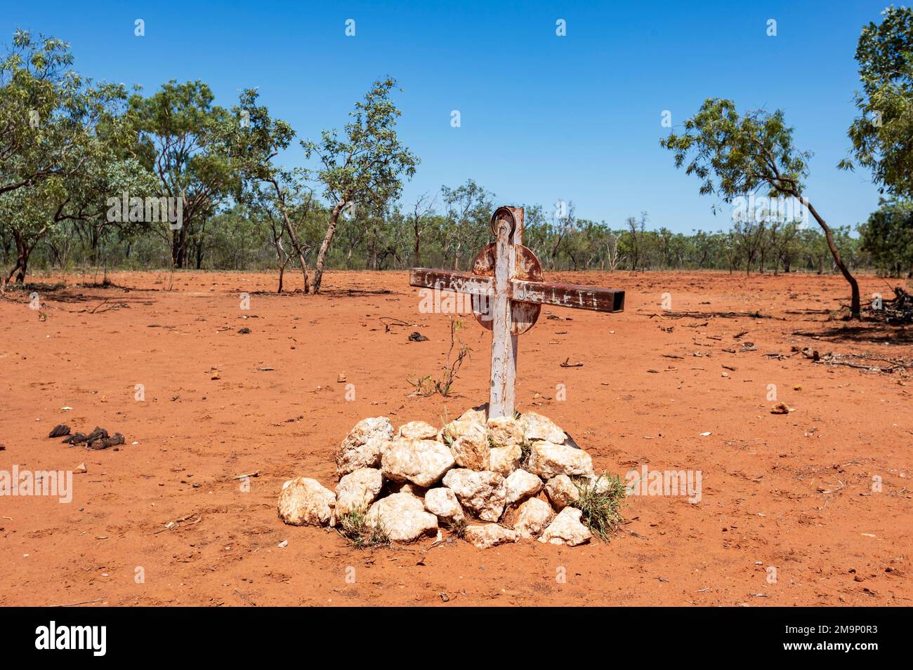 Lone Outback grave outside the small town of Kajabbi, Queensland, QLD ...