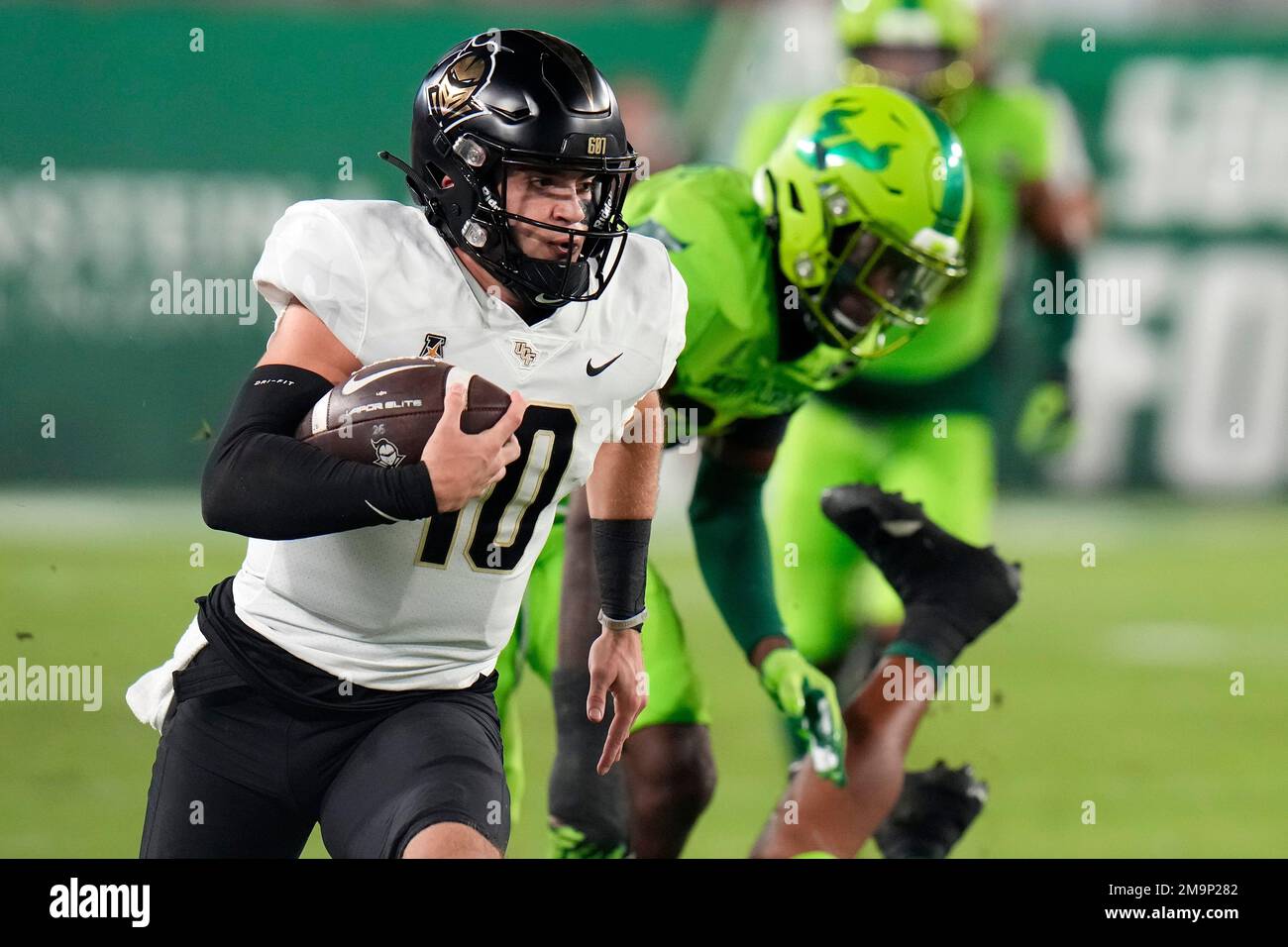 UCF quarterback John Rhys Plumlee (10) runs 64-yards for a touchdown ...