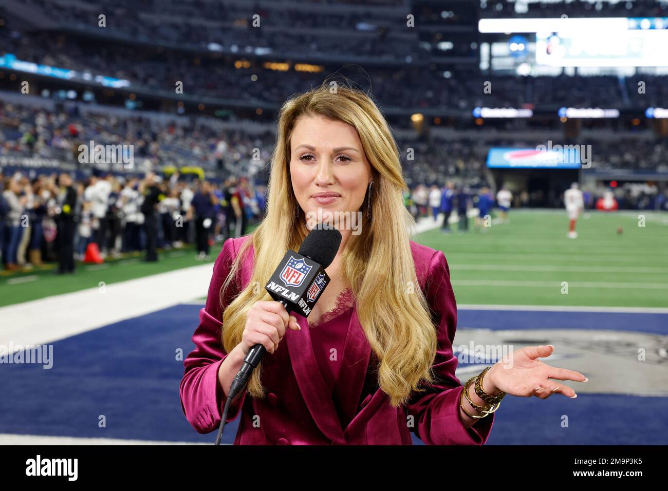 NFL Network reporter Jane Slater does a report before a Thanksgiving ...