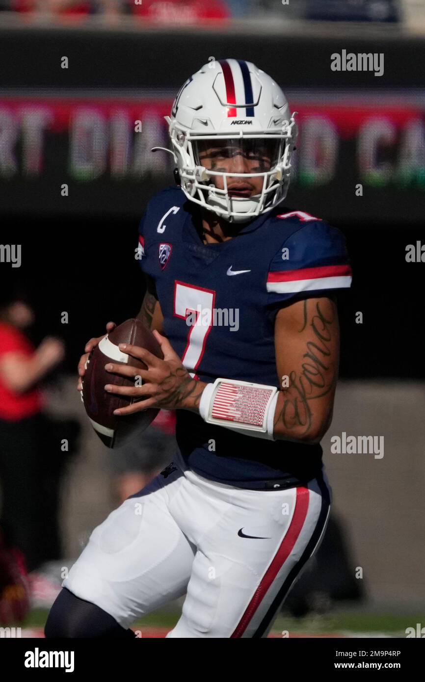 Arizona quarterback Jayden de Laura (7) in the second half during an ...
