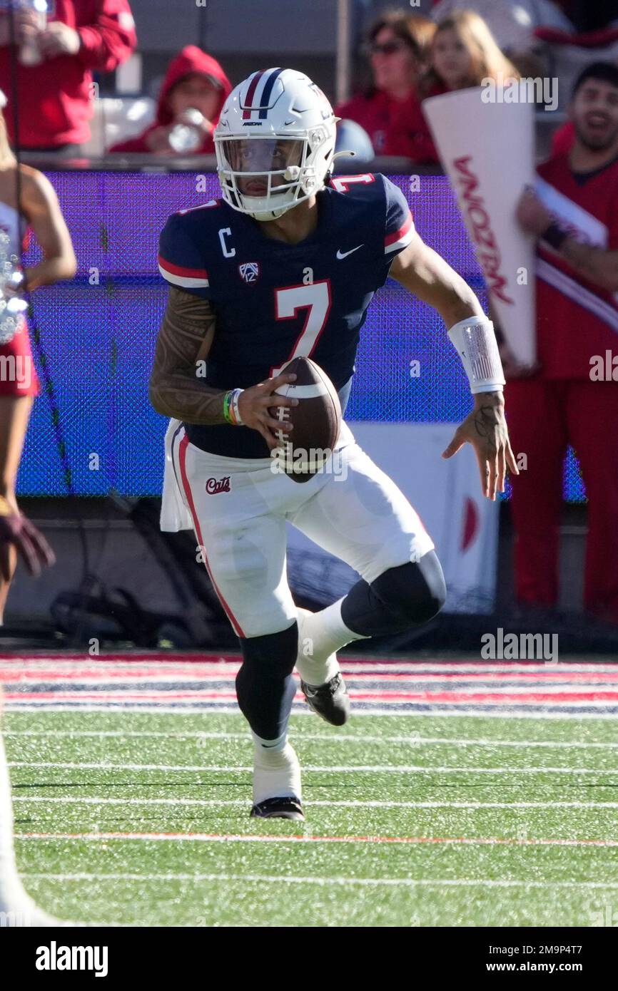 Arizona quarterback Jayden de Laura (7) in the second half during an ...