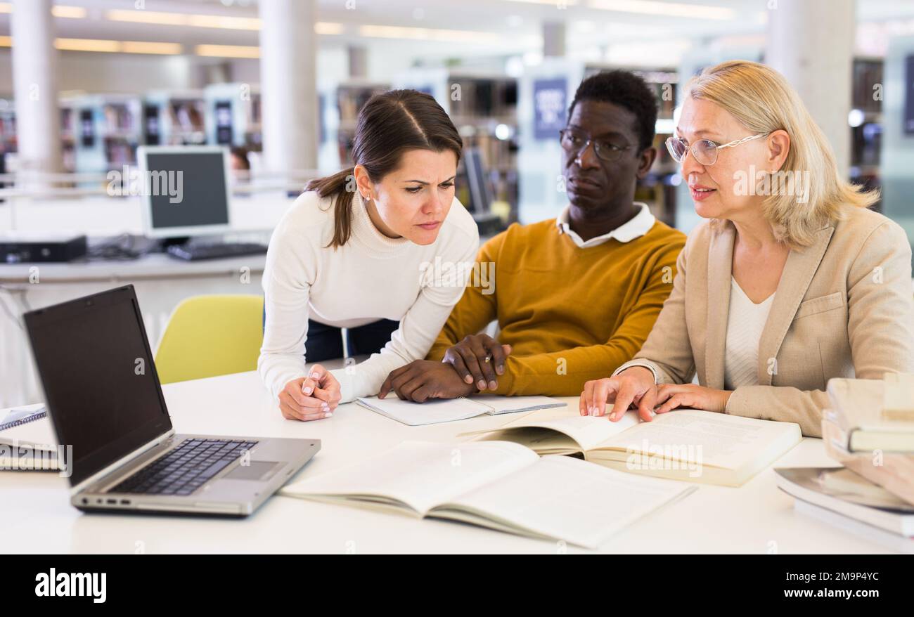 University students library bookshelves hi-res stock photography and ...