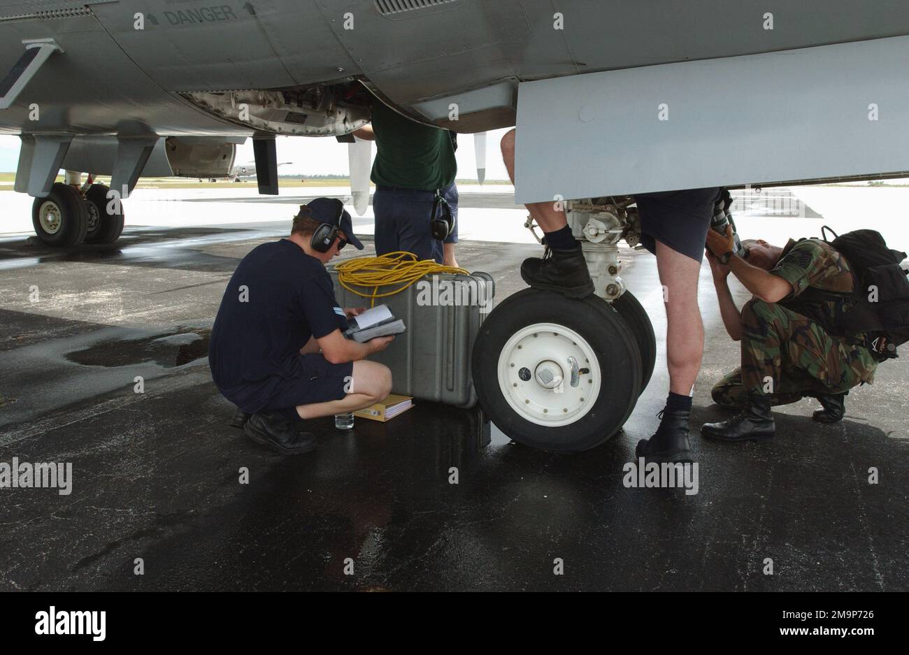 Members of the Royal Australian Air Force (RAAF) maintenance crew ...