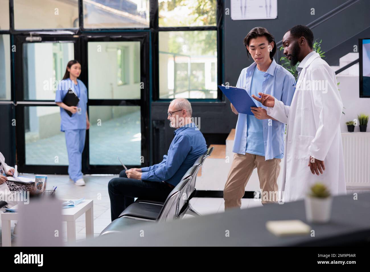 Doctor filling in checkup document hi-res stock photography and images ...