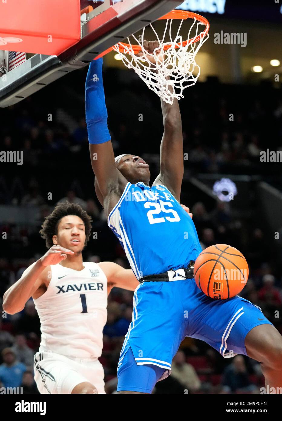 Duke forward Mark Mitchell (25) dunks against Xavier guard Desmond ...
