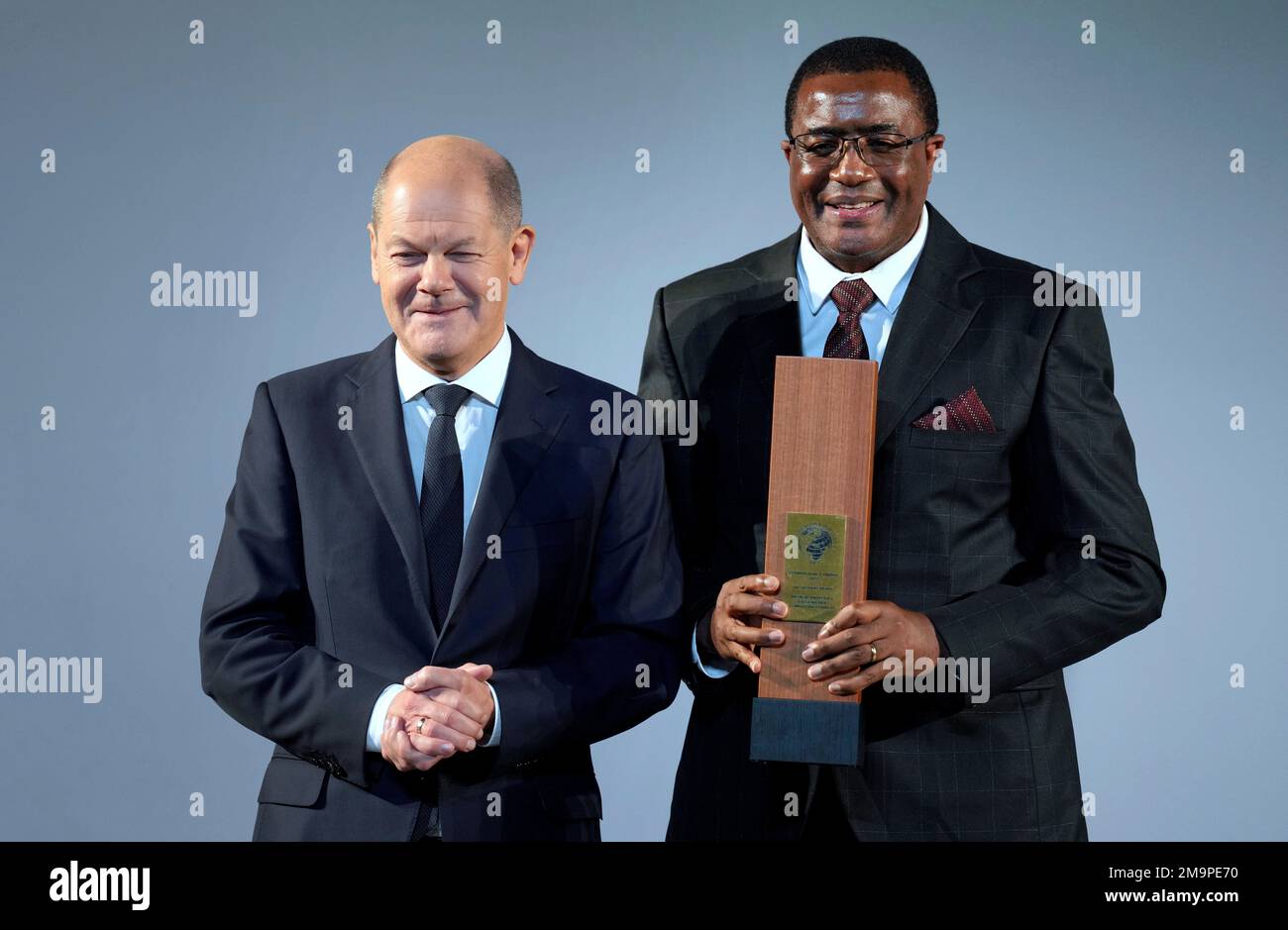 German Chancellor Olaf Scholz, left, and the award winner Sikhulile ...