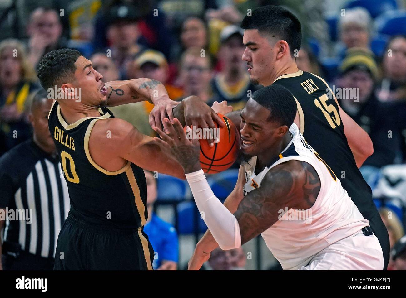 West Virginia forward Jimmy Bell Jr., right front, competes against ...
