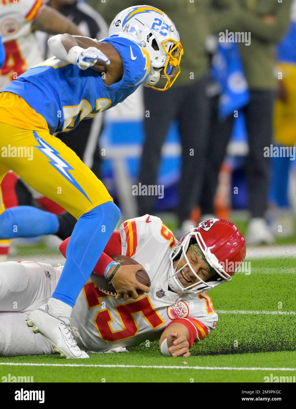 Kansas City Chiefs quarterback Patrick Mahomes slices under Los Angeles ...