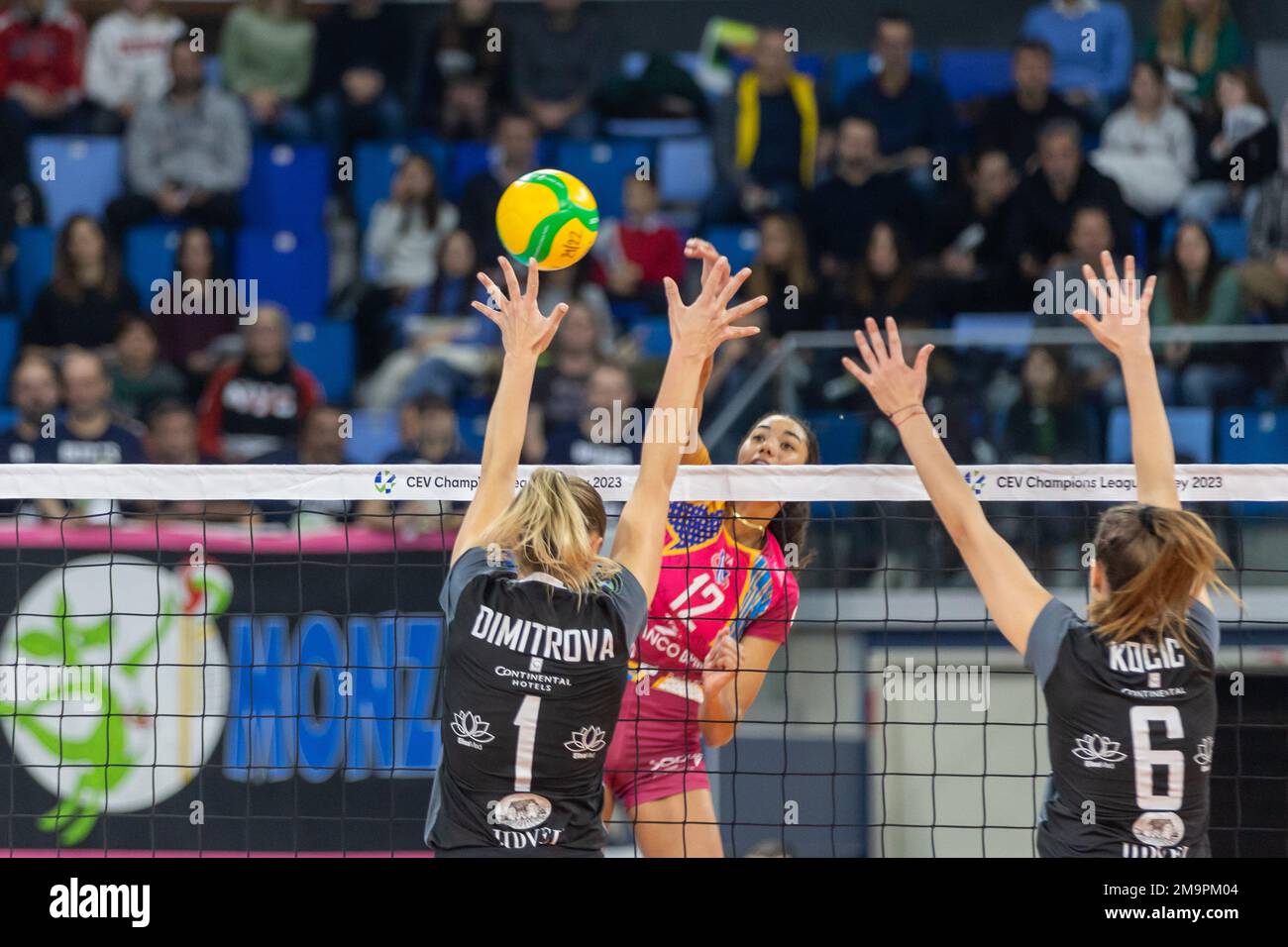 Spike of Jordan Thompson (Vero Volley Milano Stock Photo - Alamy