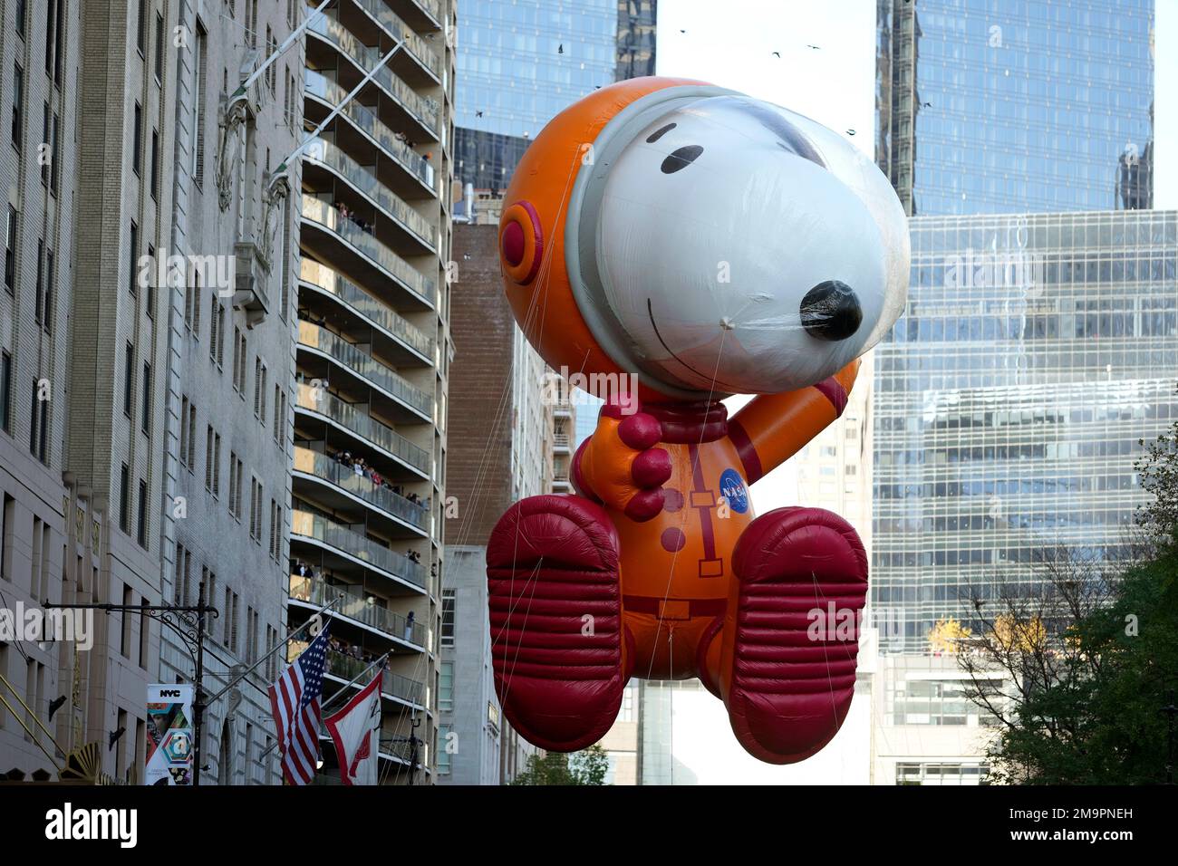 The Astronaut Snoopy balloon floats in the Macy's Thanksgiving Day ...