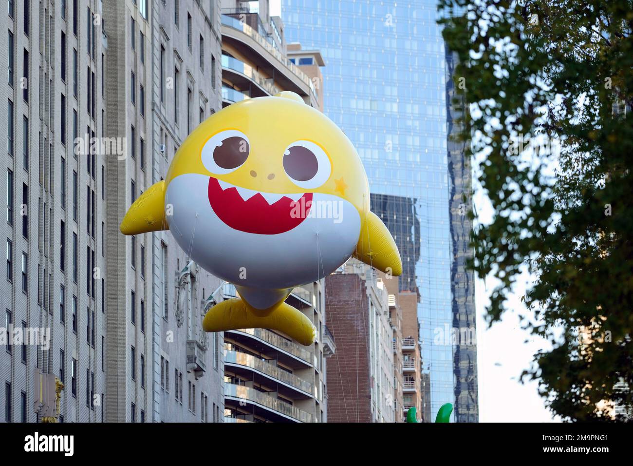 The Baby Shark balloon floats in the Macy's Thanksgiving Day Parade on ...