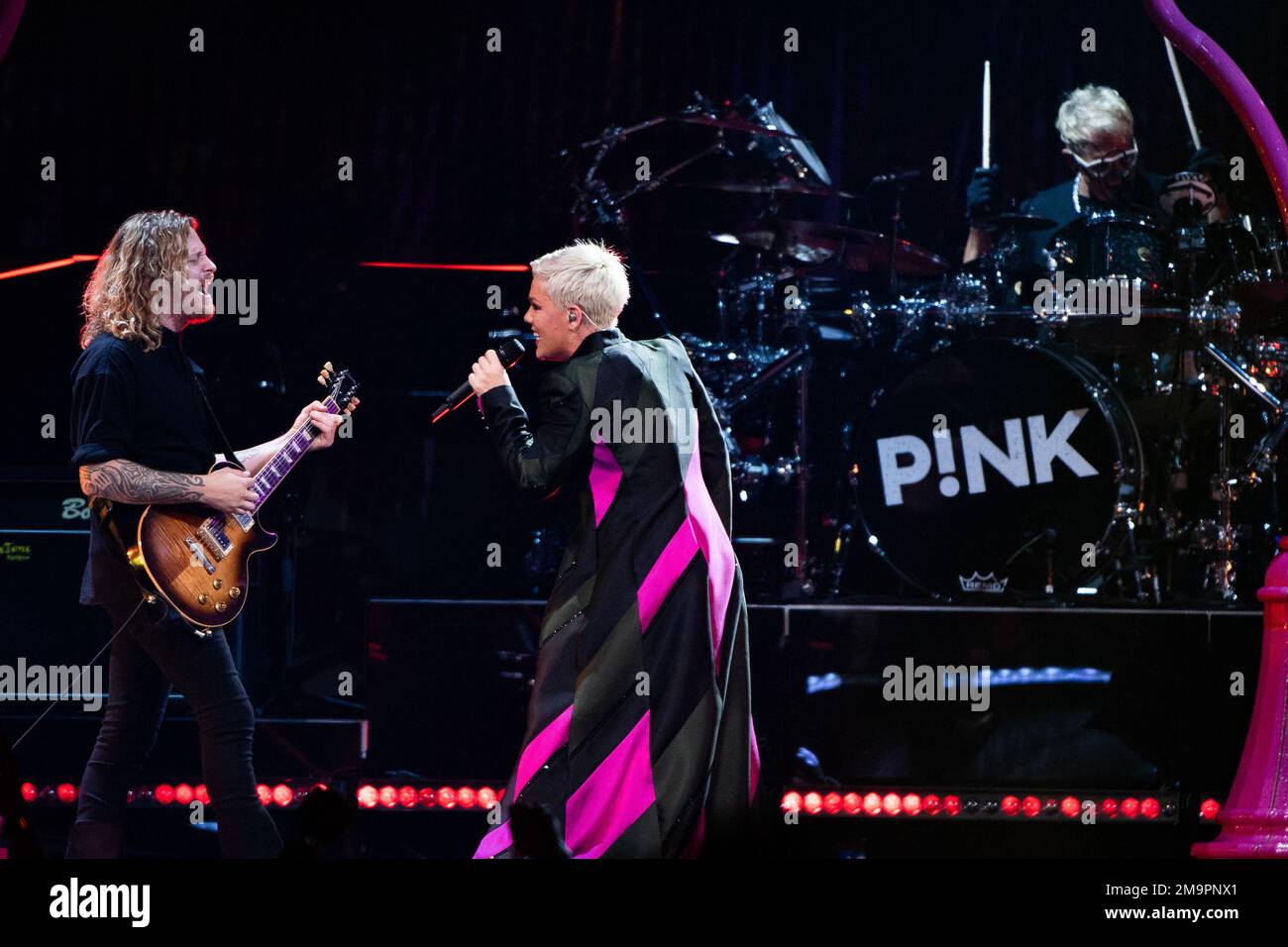 Pink singer hi-res stock photography and images - Alamy