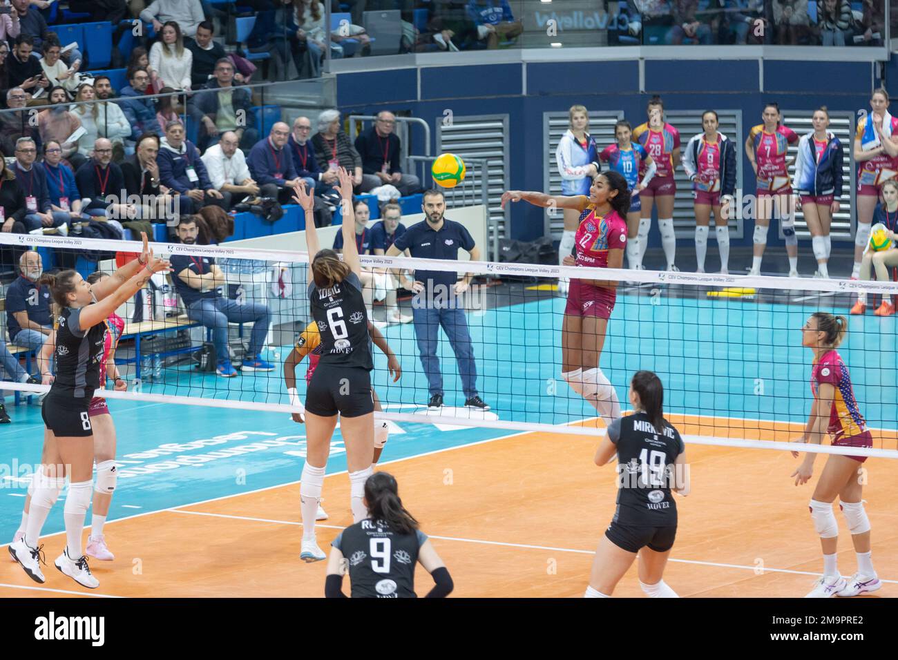 Attack of Jordan Thompson (Vero Volley Milano Stock Photo - Alamy