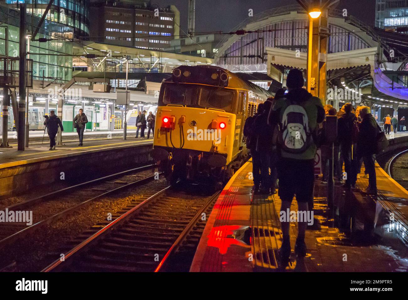 Trainspotters, Class 50, 50008 Hanson and Hall at Paddington Station ...