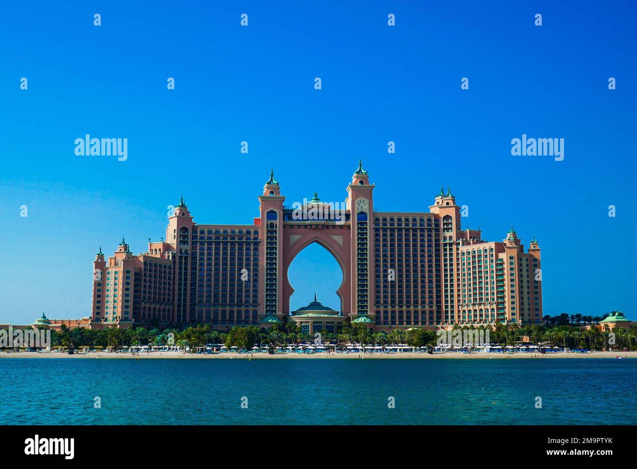 A beautiful view of the Atlantis Hotel under the clear sky in Dubai ...