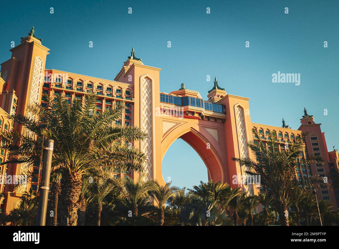 A beautiful view of the Atlantis Hotel under the clear sky in Dubai ...