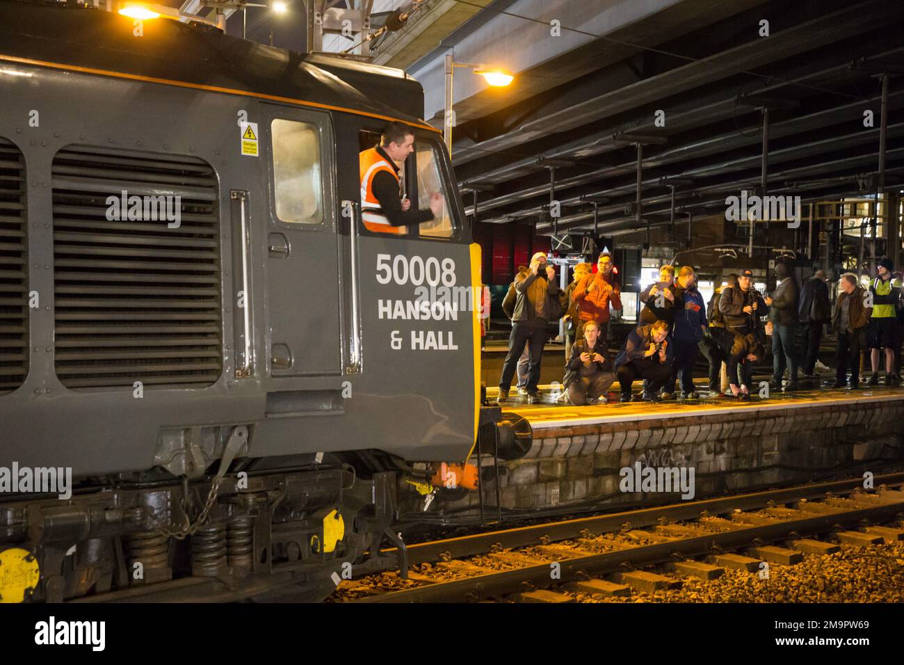 Trainspotters, Class 50, 50008 Hanson and Hall at Paddington Station ...