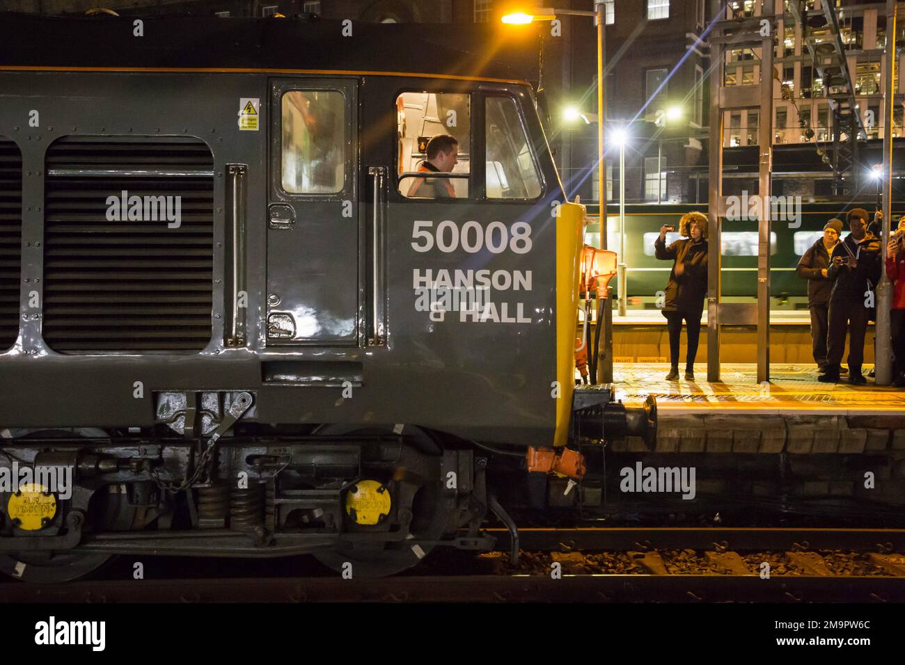 Trainspotters looking at Class 50, 50008 Hanson and Hall at Paddington ...