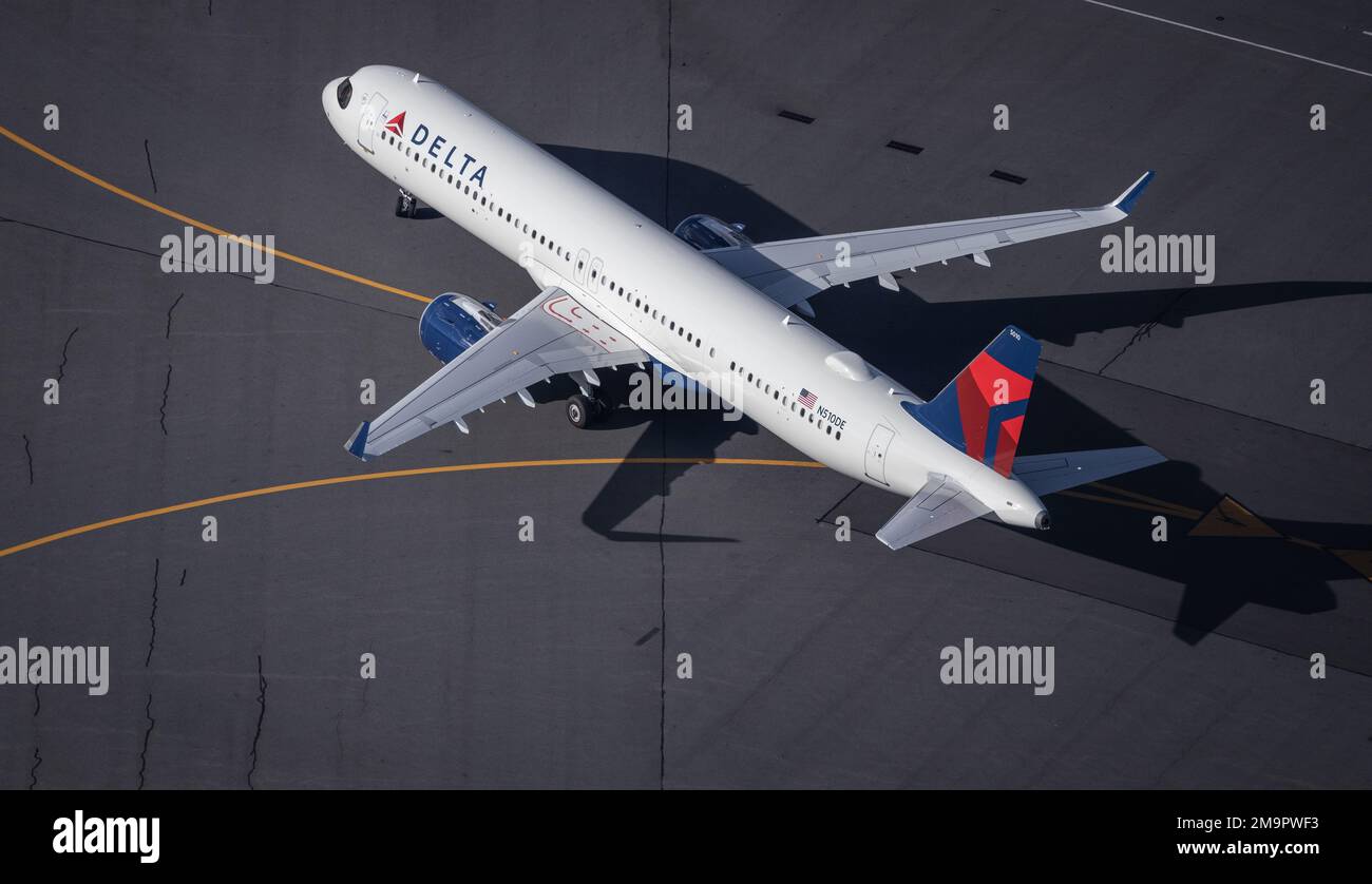 Delta airlines airbus 321 hi-res stock photography and images - Alamy