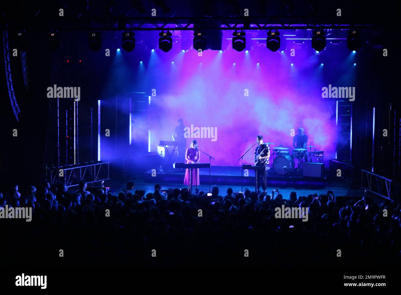 Oh Wonder - Anthony Vander West and Josephine Vander West in concert at ...