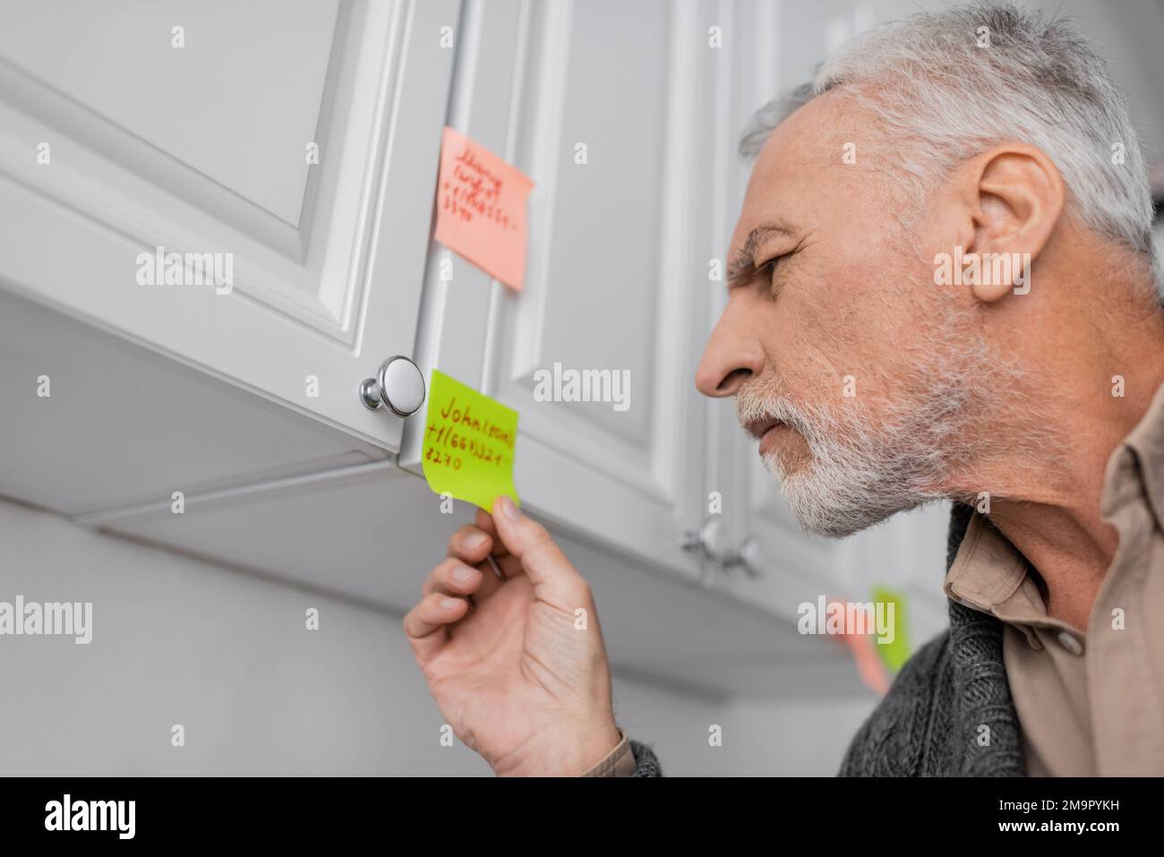 Alzheimer disease note man memory senior man hi-res stock photography ...
