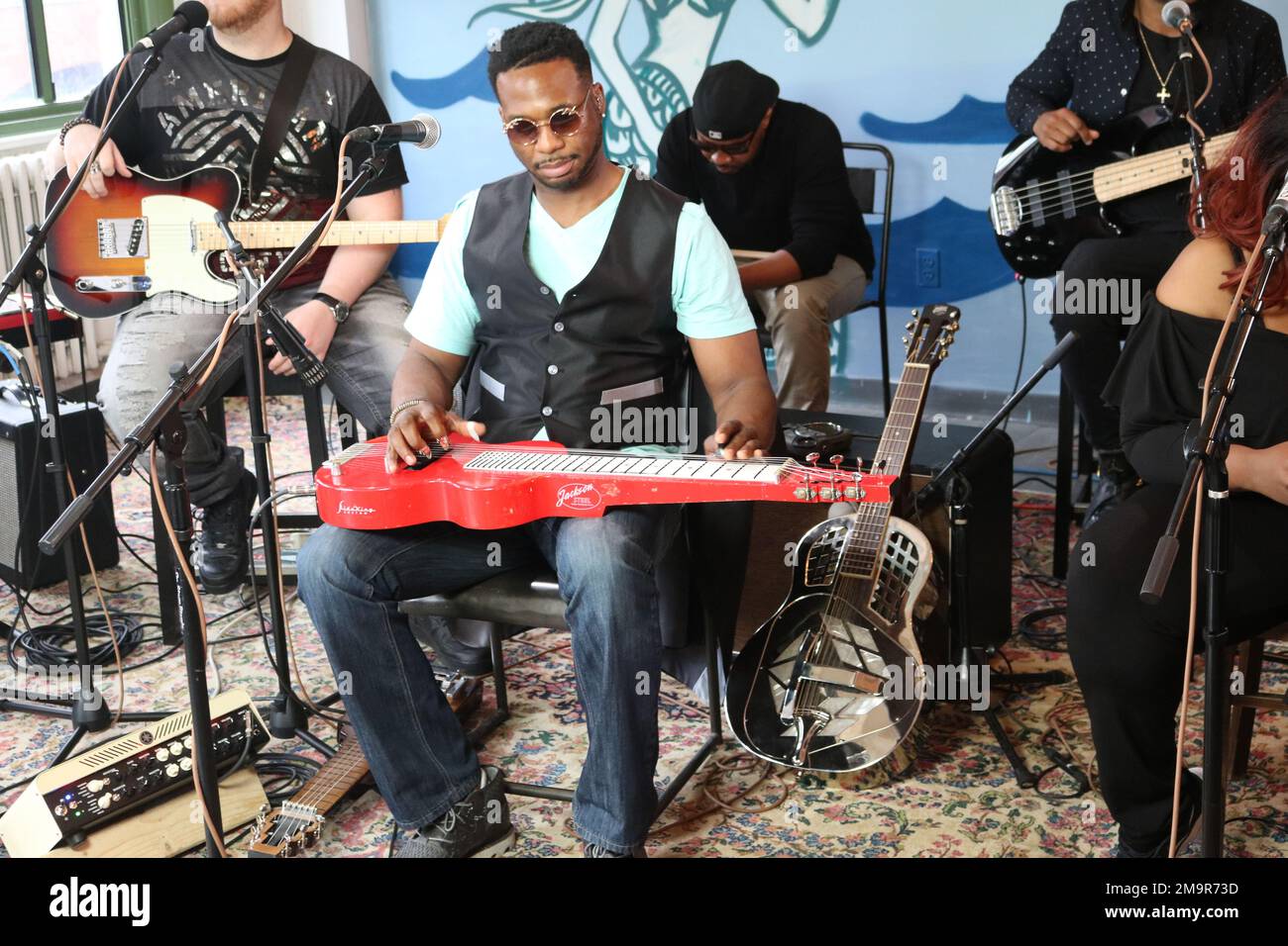 Robert randolph and the family band hi-res stock photography and images ...