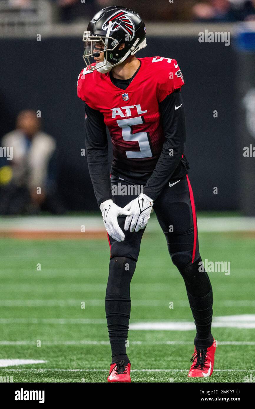 Atlanta Falcons wide receiver Drake London (5) lines up during the ...