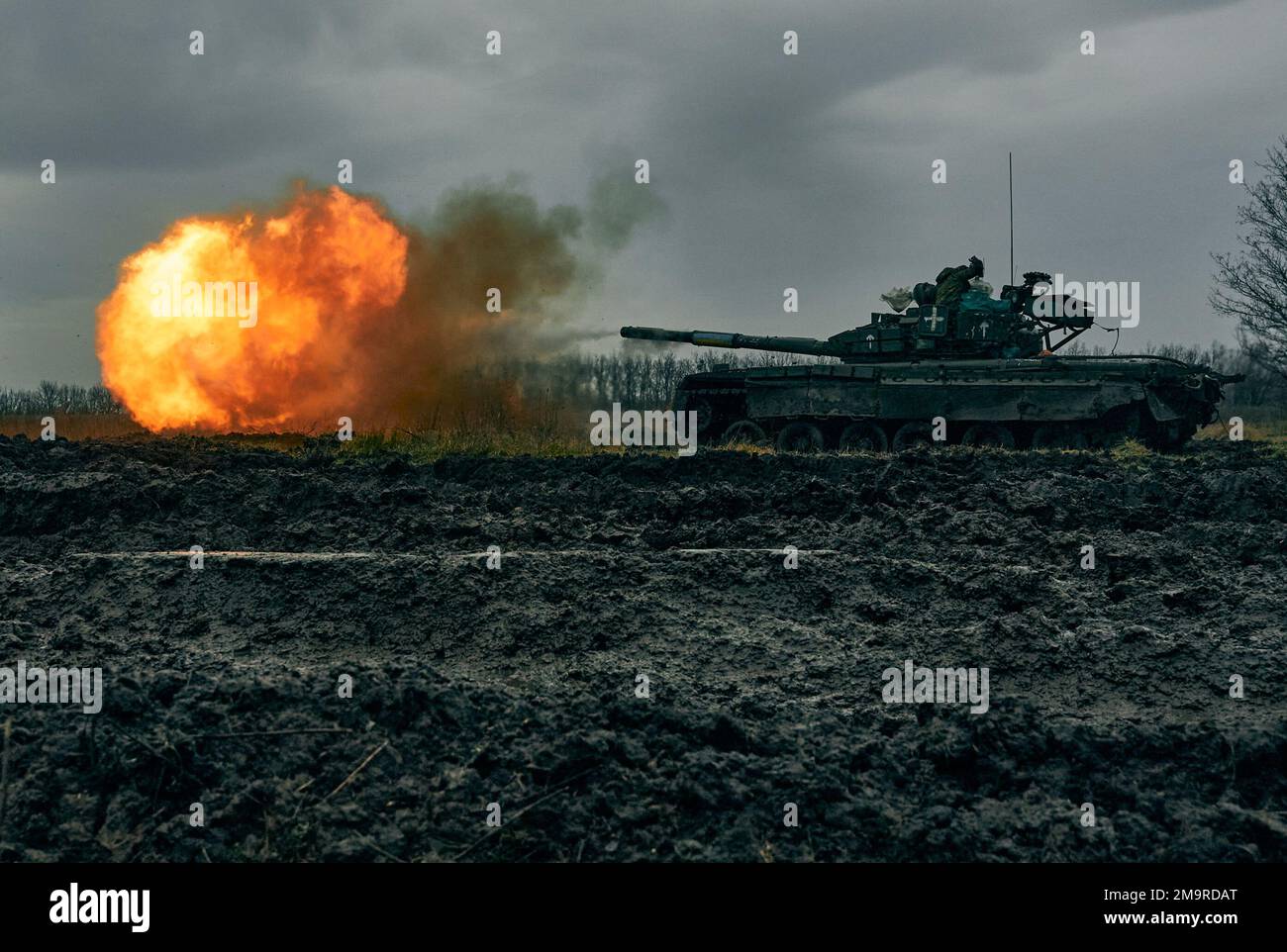 Ukrainian army fires a captured Russian tank T-80 at the Russian ...