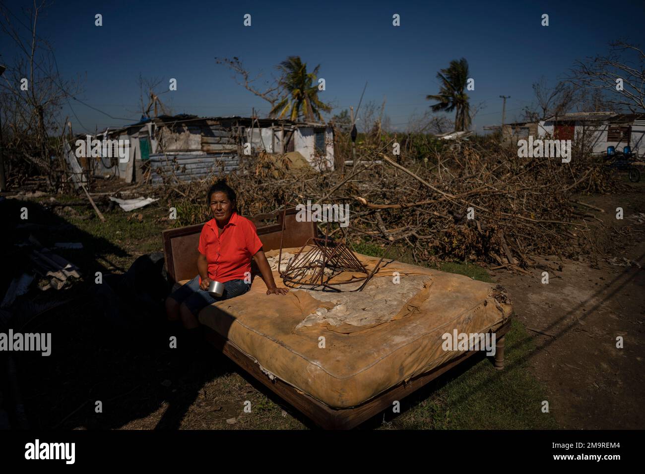 ARQUIVO - Mari Carmen Zambrano posa para uma foto sobre sua cama ...