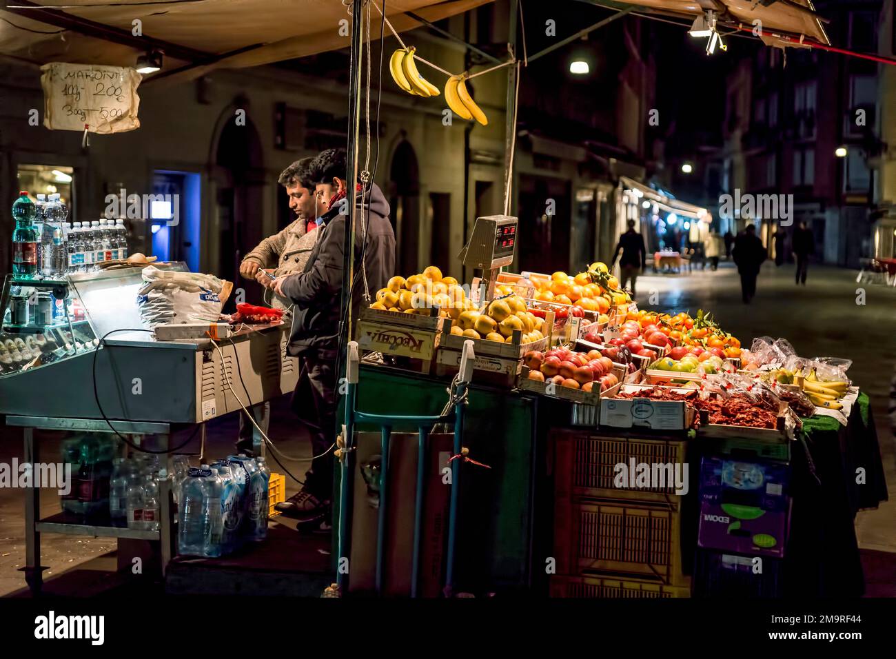Food stall night europe hi-res stock photography and images - Alamy
