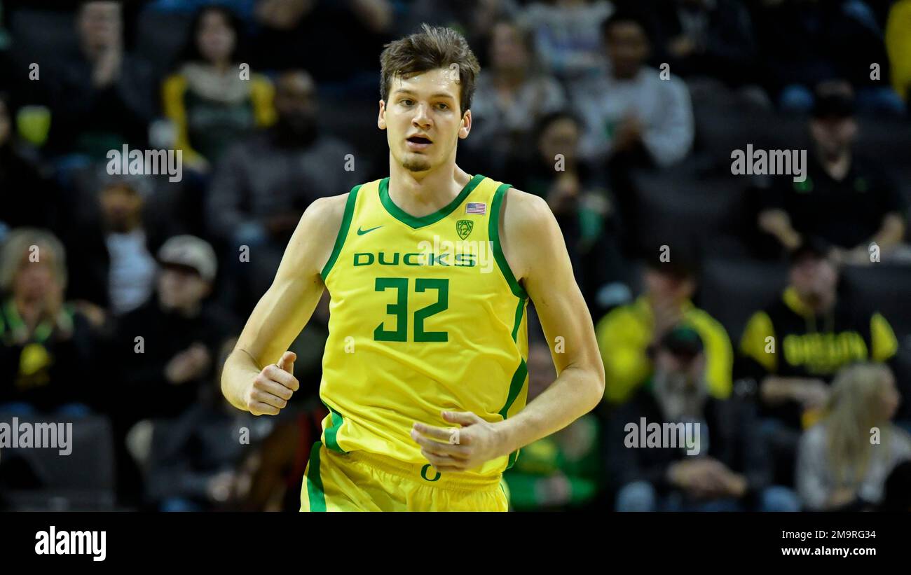 Oregon center Nate Bittle (32) gets back on defense against Houston ...