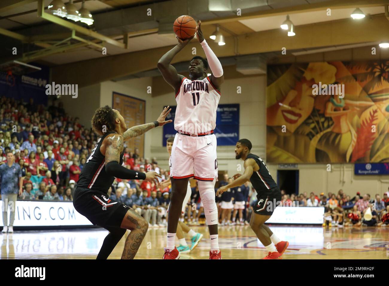 Arizona center Oumar Ballo (11) shoots over Cincinnati guard Jeremiah ...