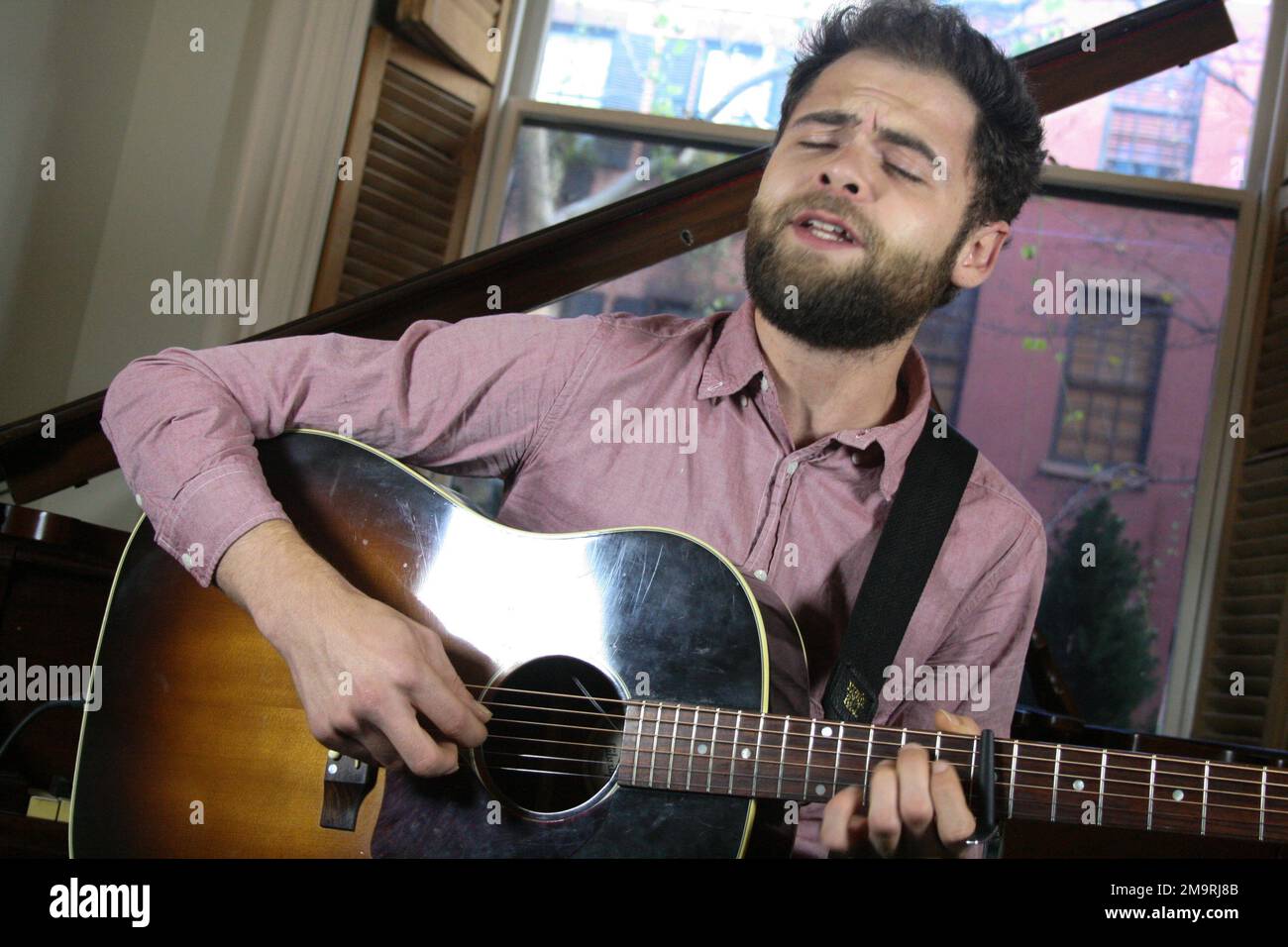 Passenger - Mike Rosenberg films a session in New York Stock Photo - Alamy