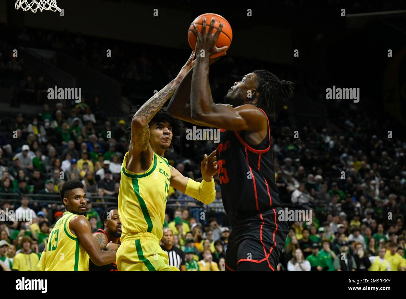 Houston forward Jarace Walker (25) shoots as he is guarded by Oregon ...
