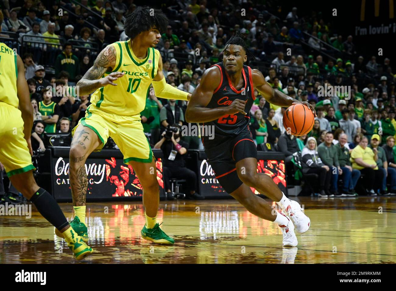Houston forward Jarace Walker (25) drives the lane as he is guarded by ...