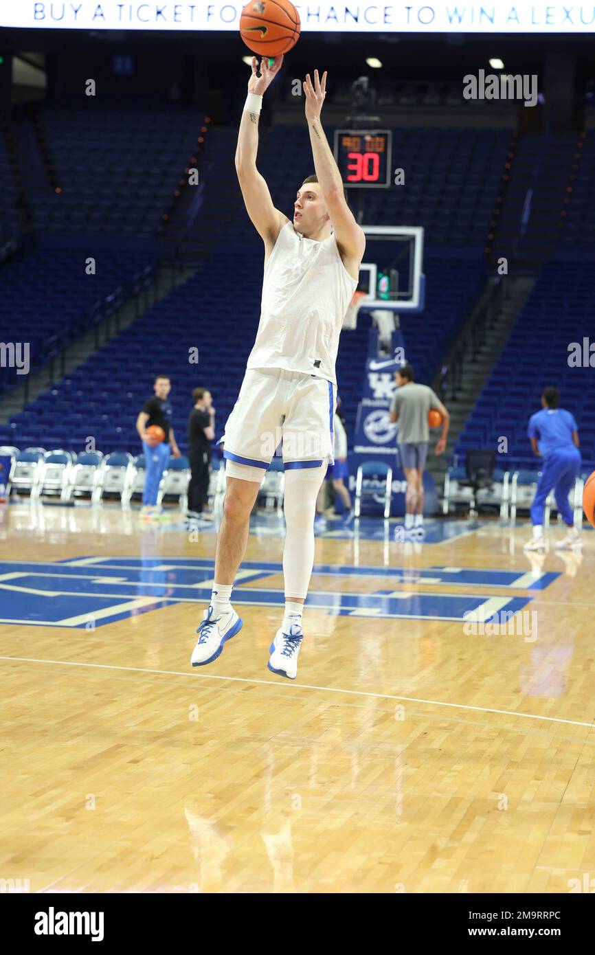 Kentucky's CJ Fredrick (1) warms up before an NCAA college basketball ...