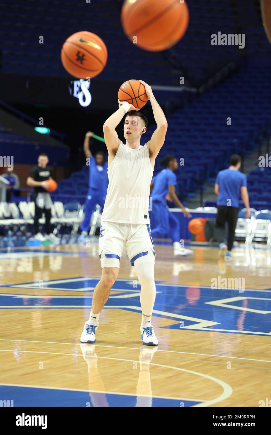 Kentucky's CJ Fredrick (1) warms up before an NCAA college basketball ...