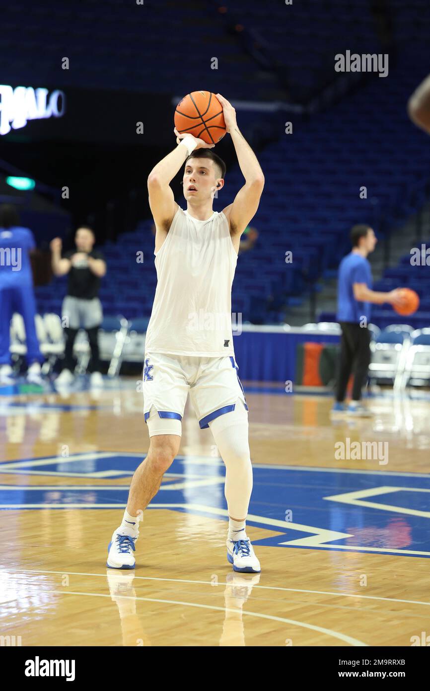 Kentucky's CJ Fredrick (1) warms up before an NCAA college basketball ...