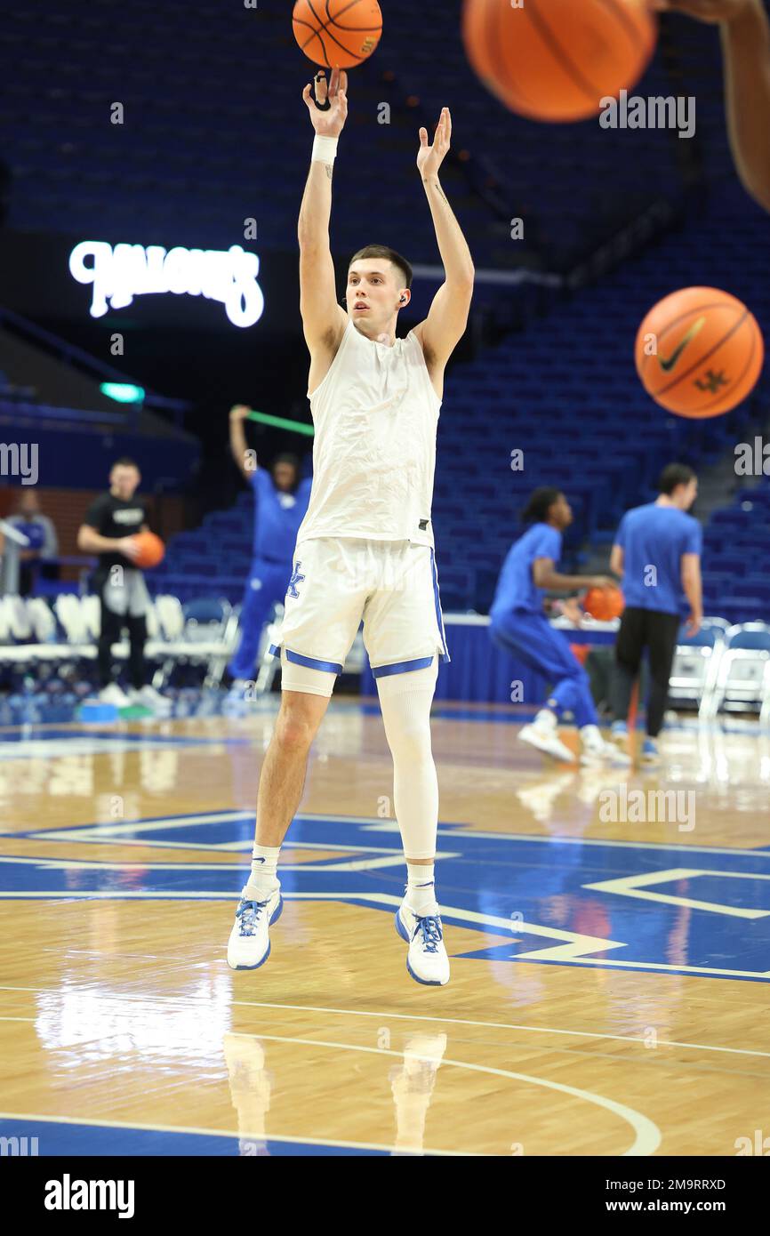 Kentucky's CJ Fredrick (1) warms up before an NCAA college basketball ...
