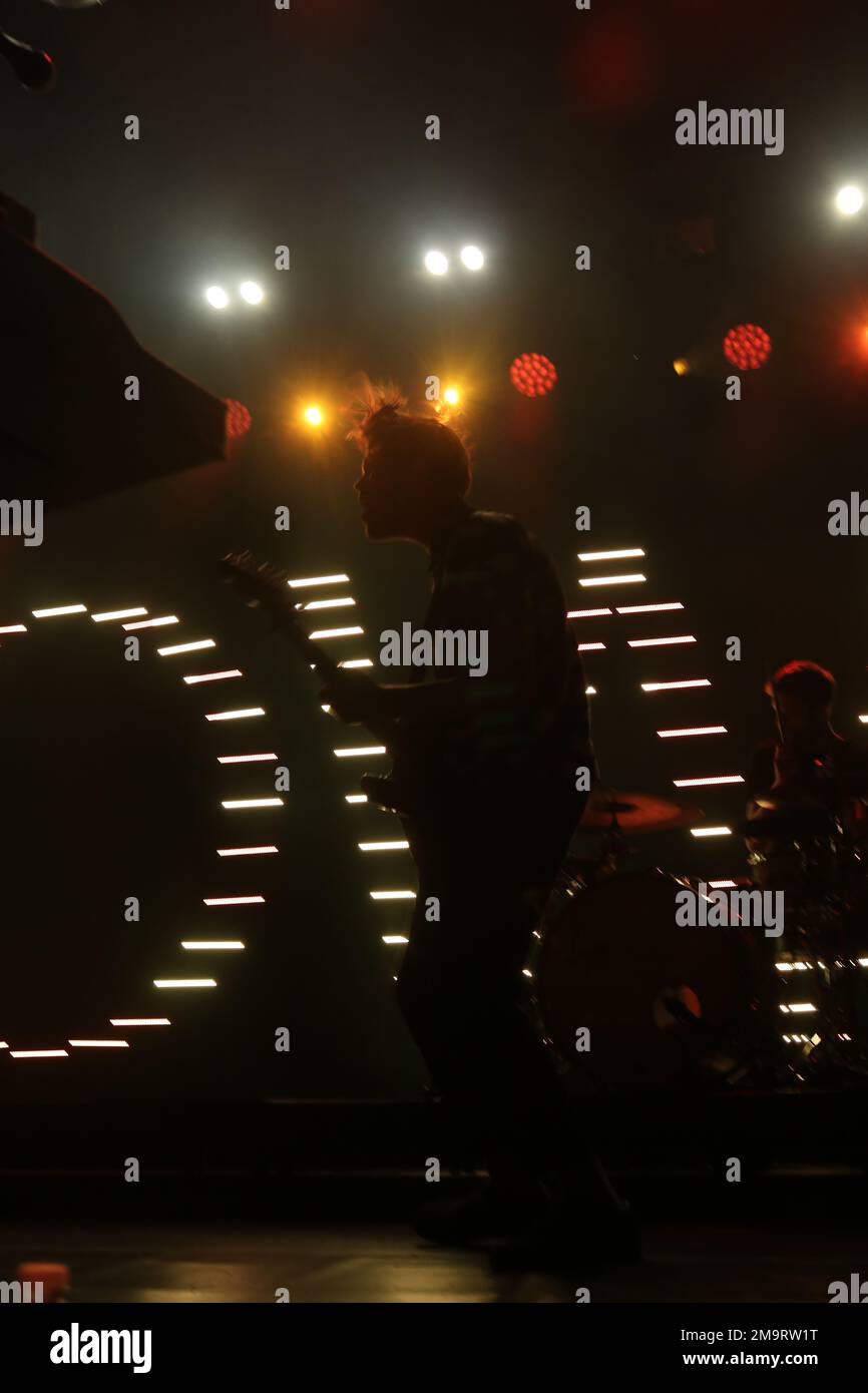 Oh Wonder - Anthony Vander West and Josephine Vander West in concert at ...