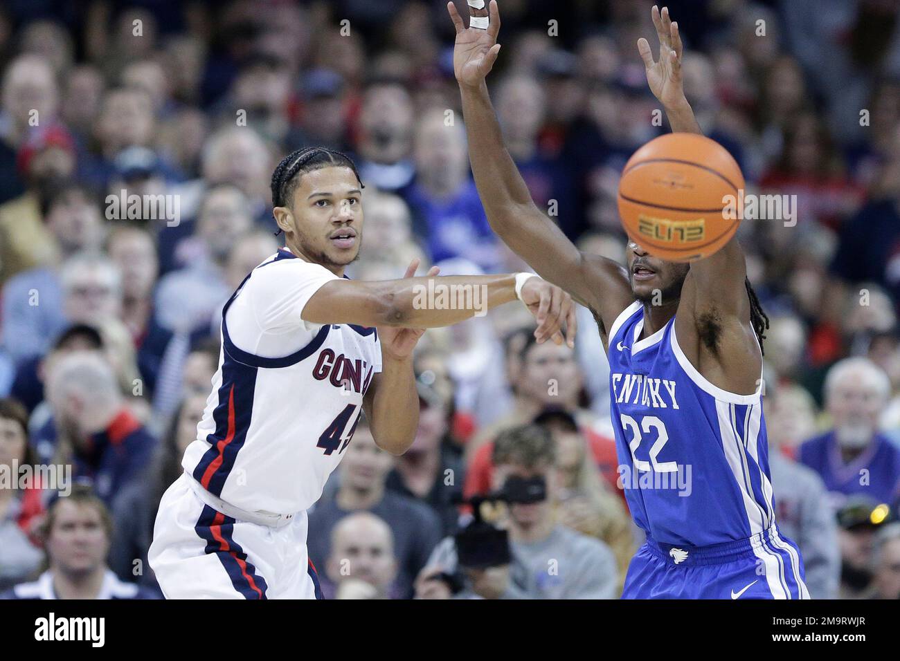 Gonzaga guard Rasir Bolton (45) passes the ball while defended by ...