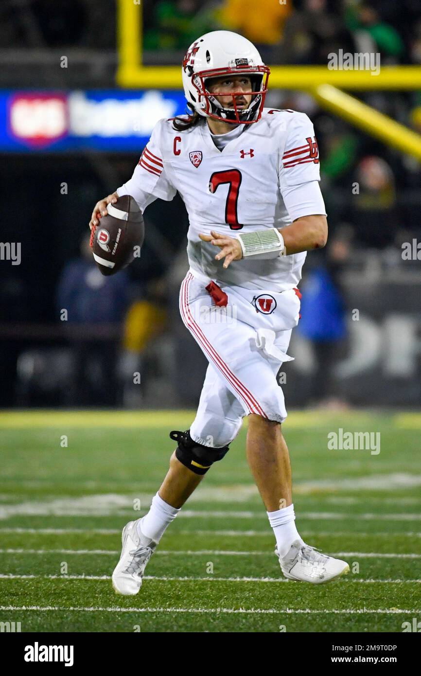 Utah quarterback Cameron Rising (7) looks to pass against Oregon during ...
