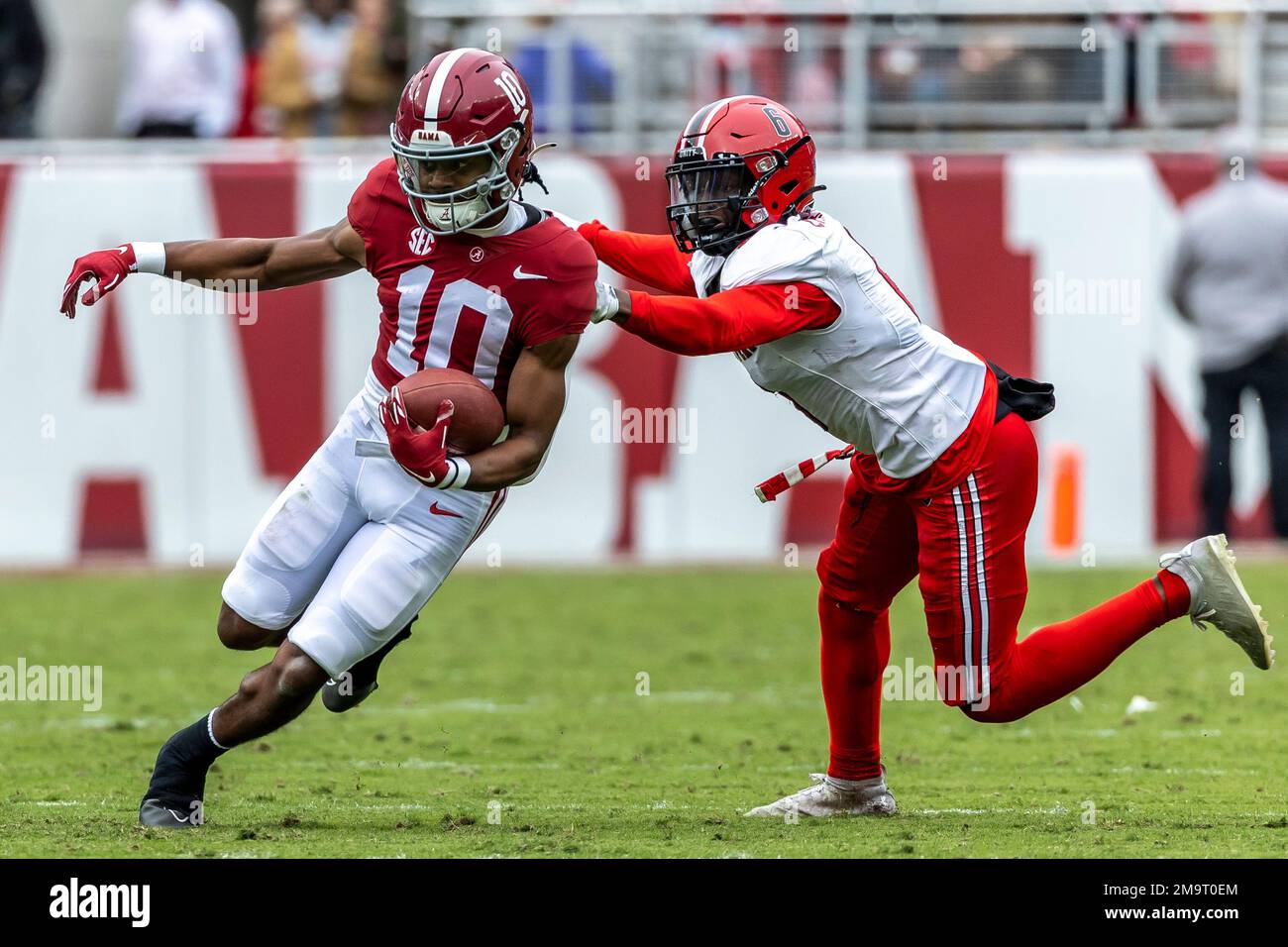 Alabama wide receiver JoJo Earle (10) runs by Austin Peay defensive ...