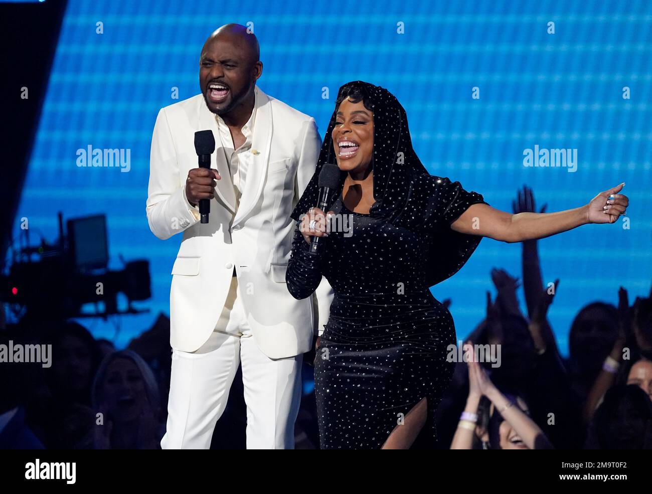 Host Wayne Brady, left, and Niecy Nash introduce a performance by ...