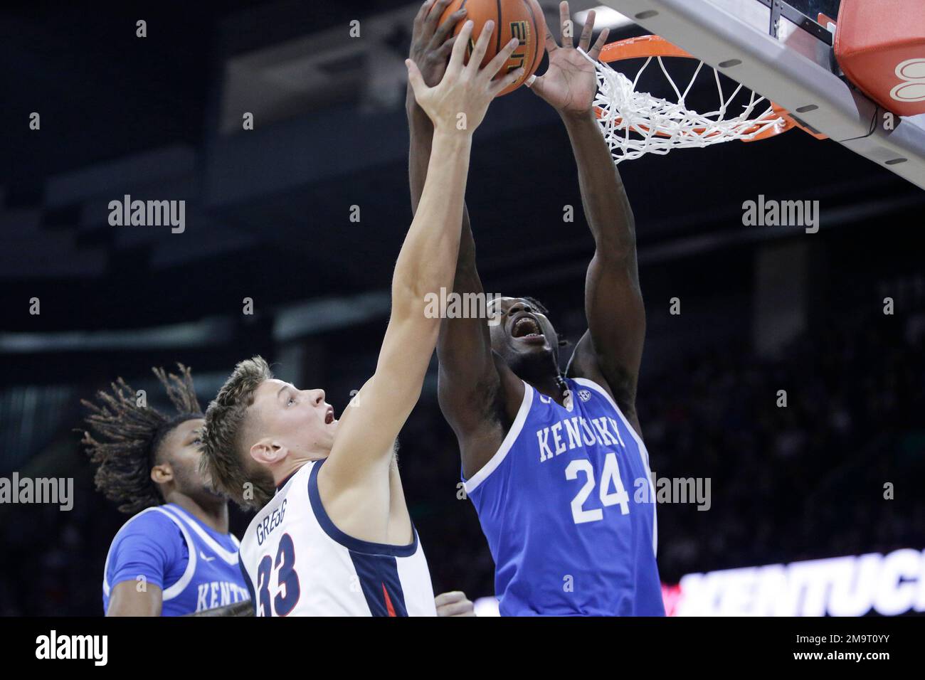 Gonzaga forward Ben Gregg (33) and Kentucky forward Chris Livingston ...