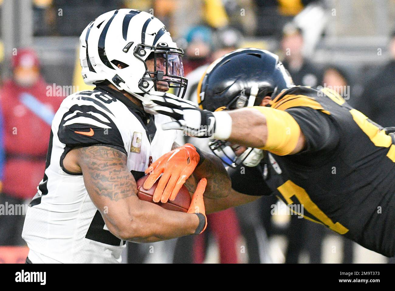 Pittsburgh Steelers defensive tackle Cameron Heyward (97) tackles ...