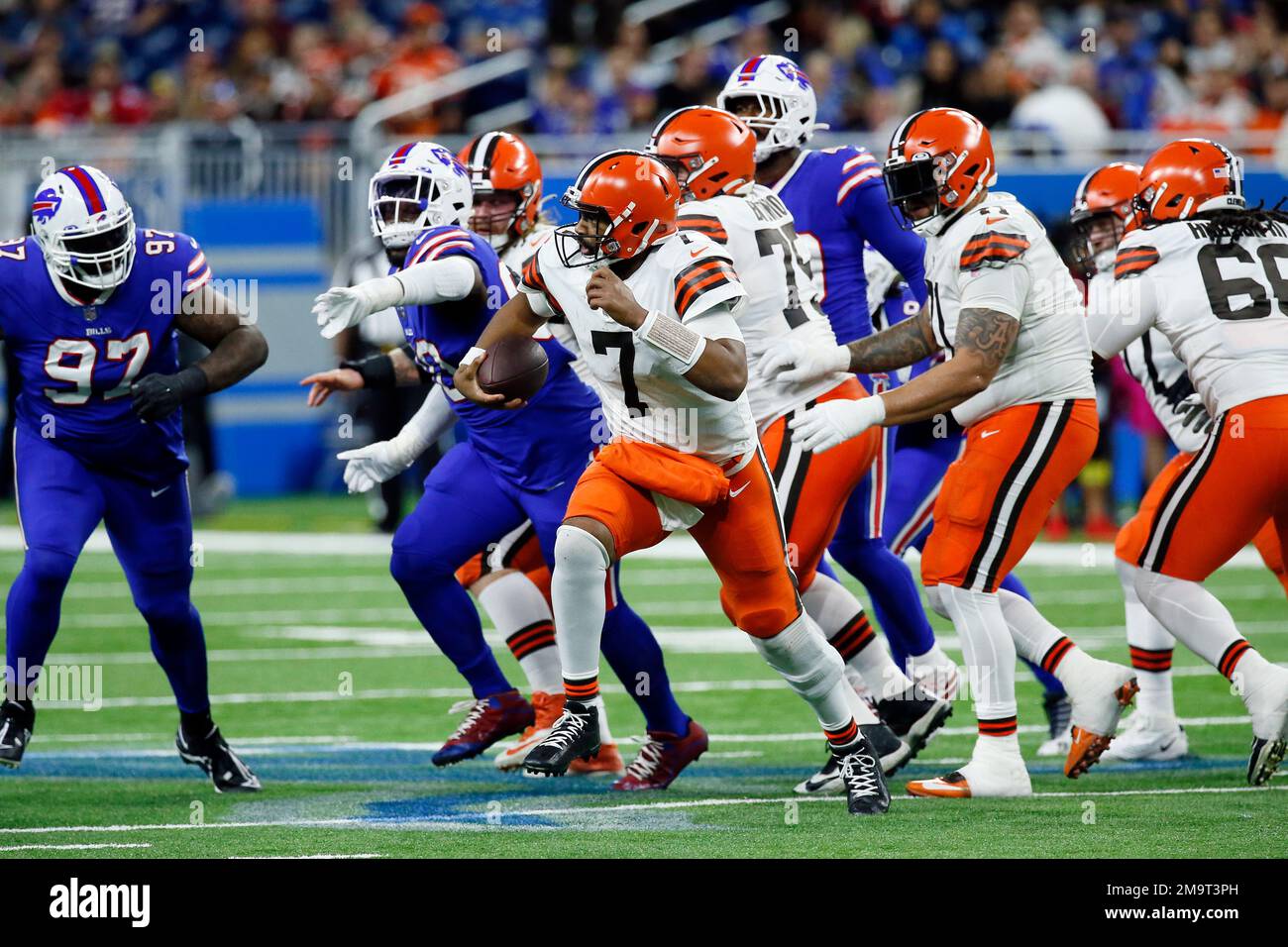 Buffalo Bills cornerback Taron Johnson (7) scrambles during the second ...