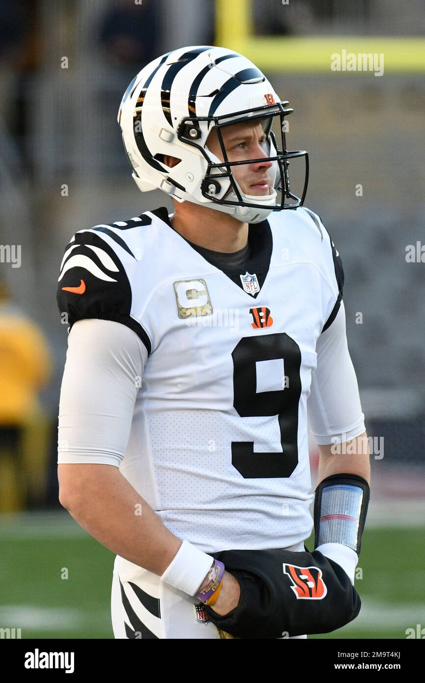 Cincinnati Bengals quarterback Joe Burrow (9) during warmups before an ...
