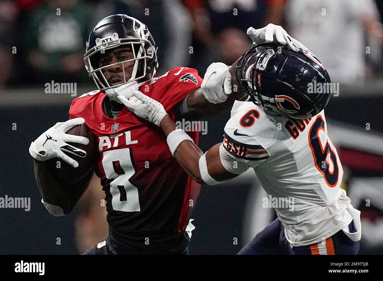Atlanta Falcons tight end Kyle Pitts (8) runs near Chicago Bears ...