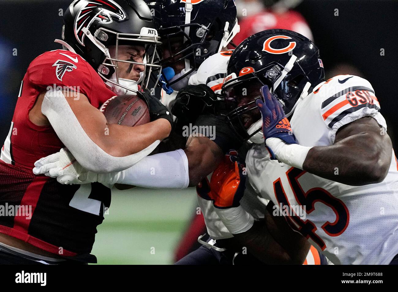 Atlanta Falcons running back Tyler Allgeier (25) runs into Chicago ...